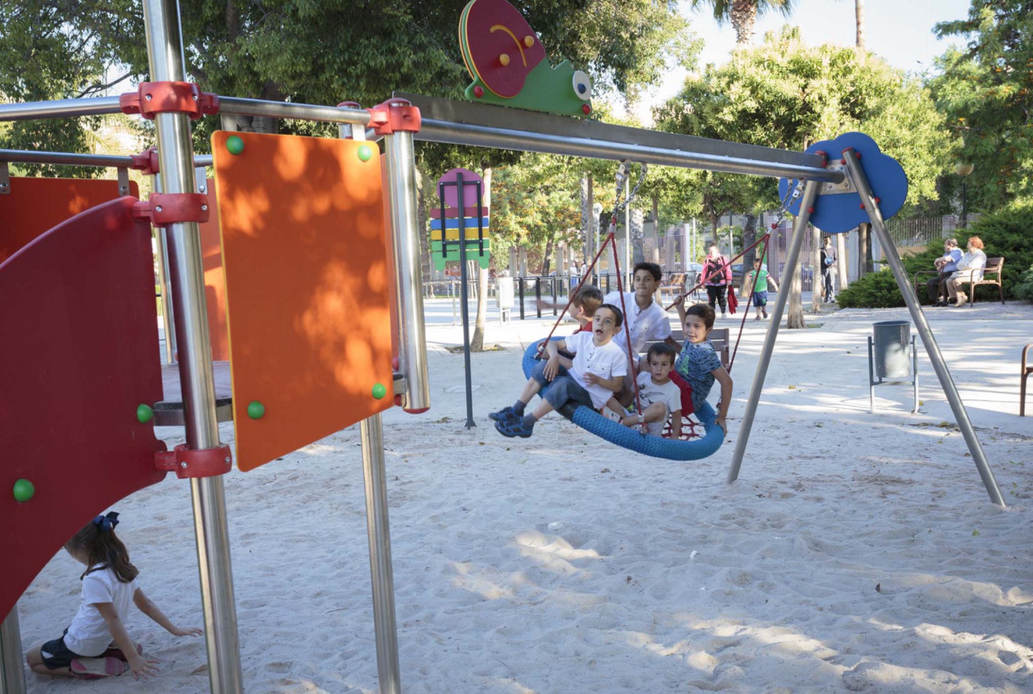 TORRE CON TOBOGÁN Y COLUMPIO CESTA - Mobipark