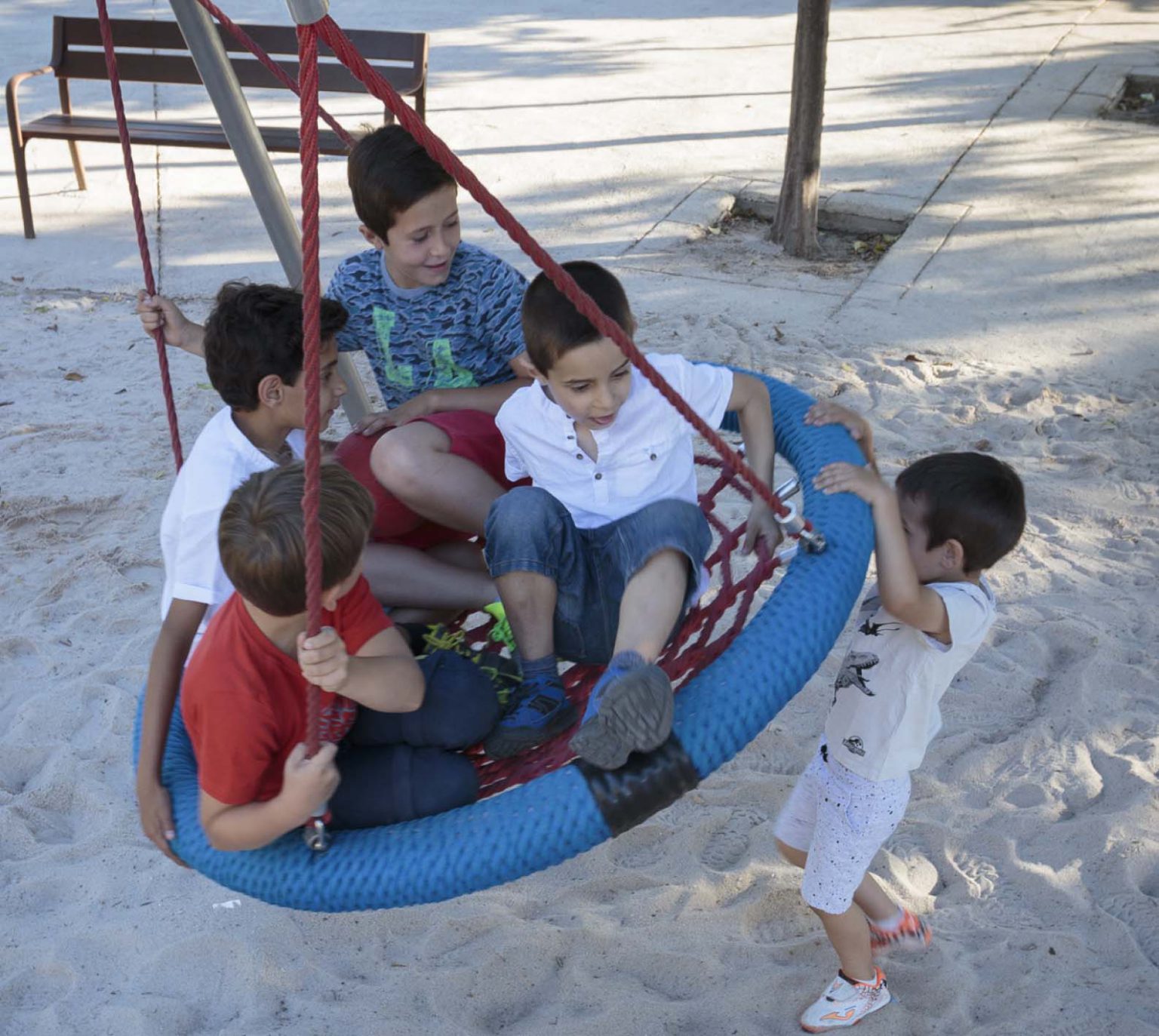 TORRE CON TOBOGÁN Y COLUMPIO CESTA - Mobipark
