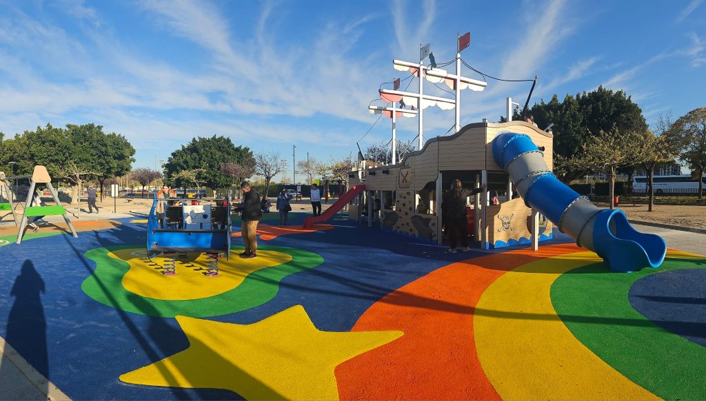 Parc Central en Torrent: un impresionante barco pirata de Mobipark ...